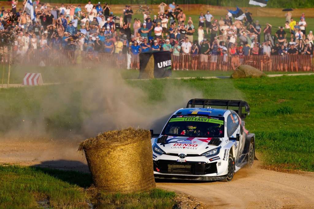 WRC Rally Estonia - Oliver Solberg "bastona" tutti sulla SS2 e prende ...